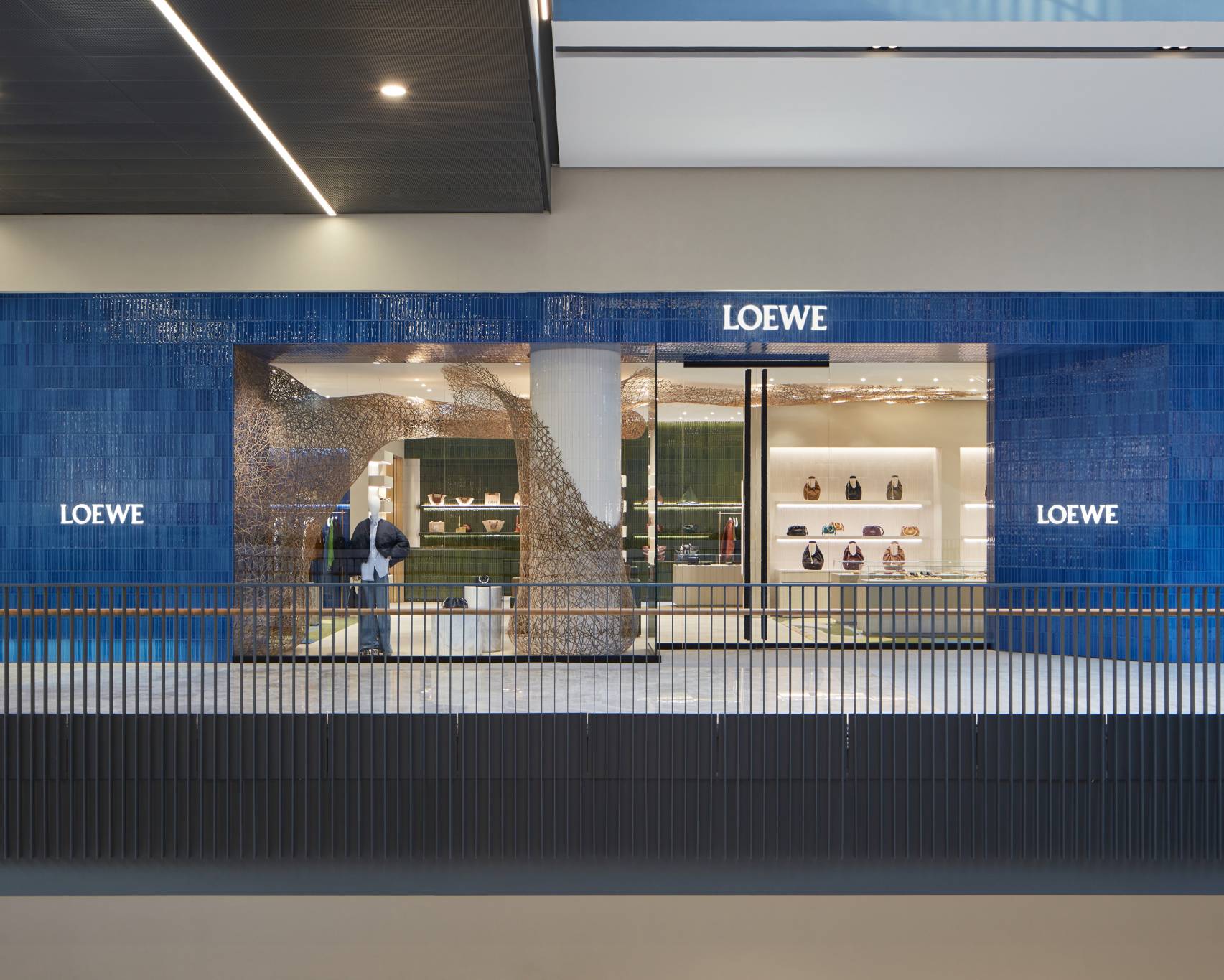 LOEWE تفتتح متجرها الجديد في المنامة بالبحرين | مجلة لها