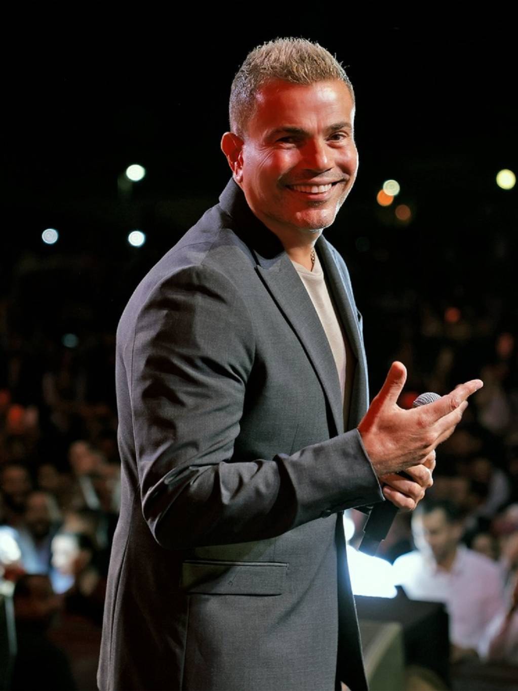 تفاصيل حفل عمرو دياب في العُلا بالسعودية | مجلة لها