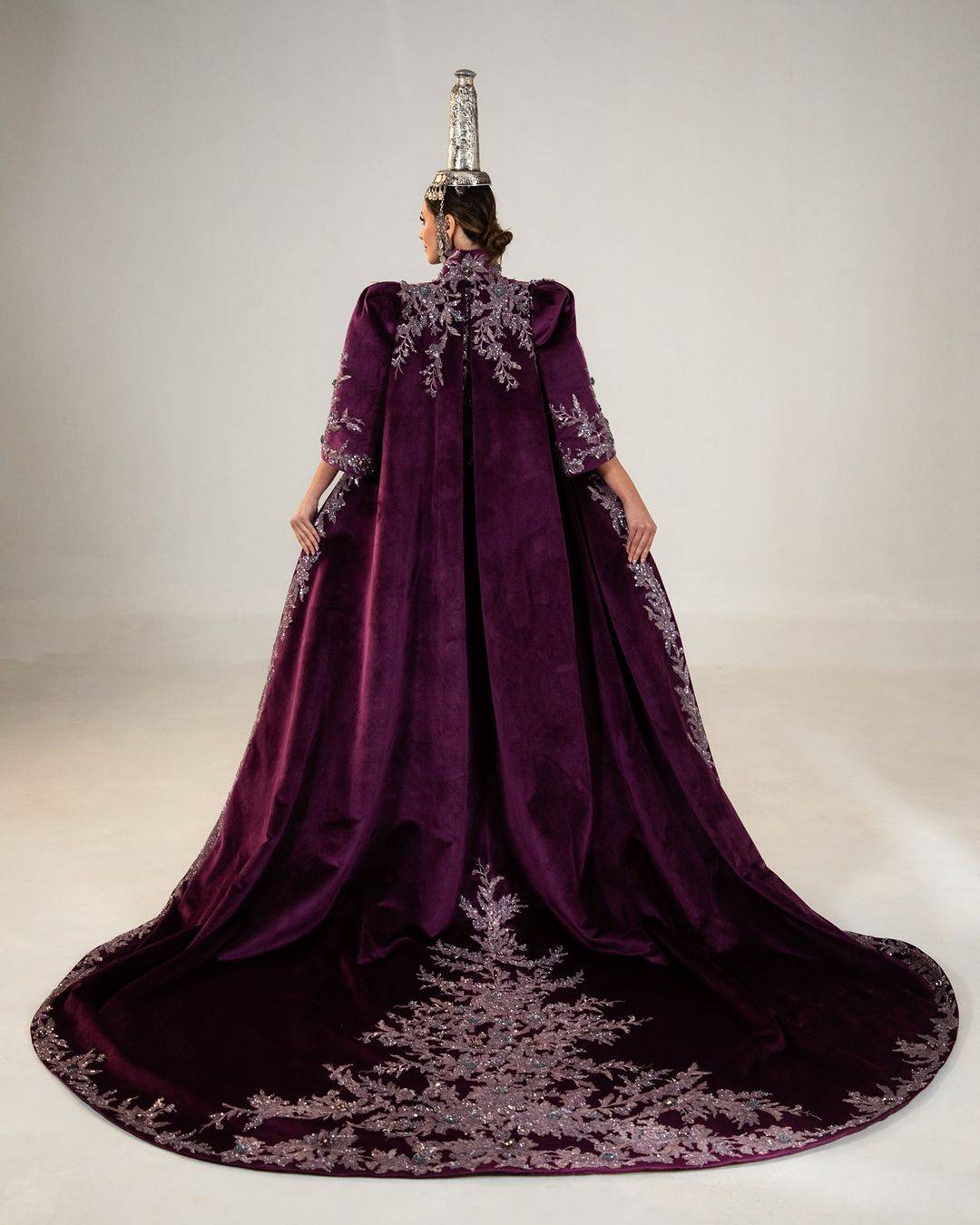 ندى كوسا تتألق بزيّ أميرة لبنانية وملابس البحر خلال التحضير لمسابقة ...